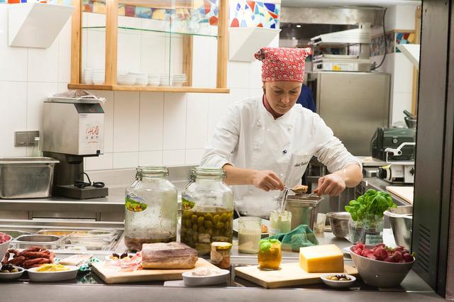 ServicemitarbeiterIn Chef/Commis de Rang bei Alter Wirt in Grünwald ...