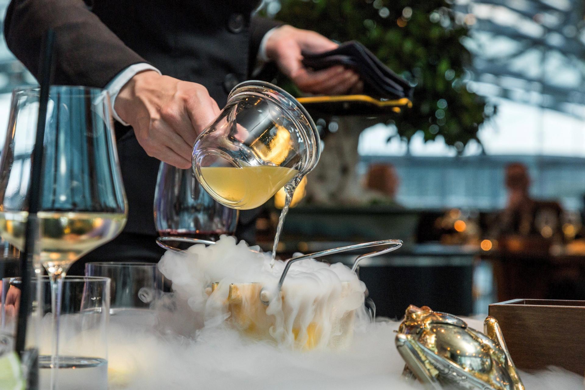 Commis de Rang Restaurant Ikarus bei Red Bull Hangar-7 GmbH in Salzburg ...